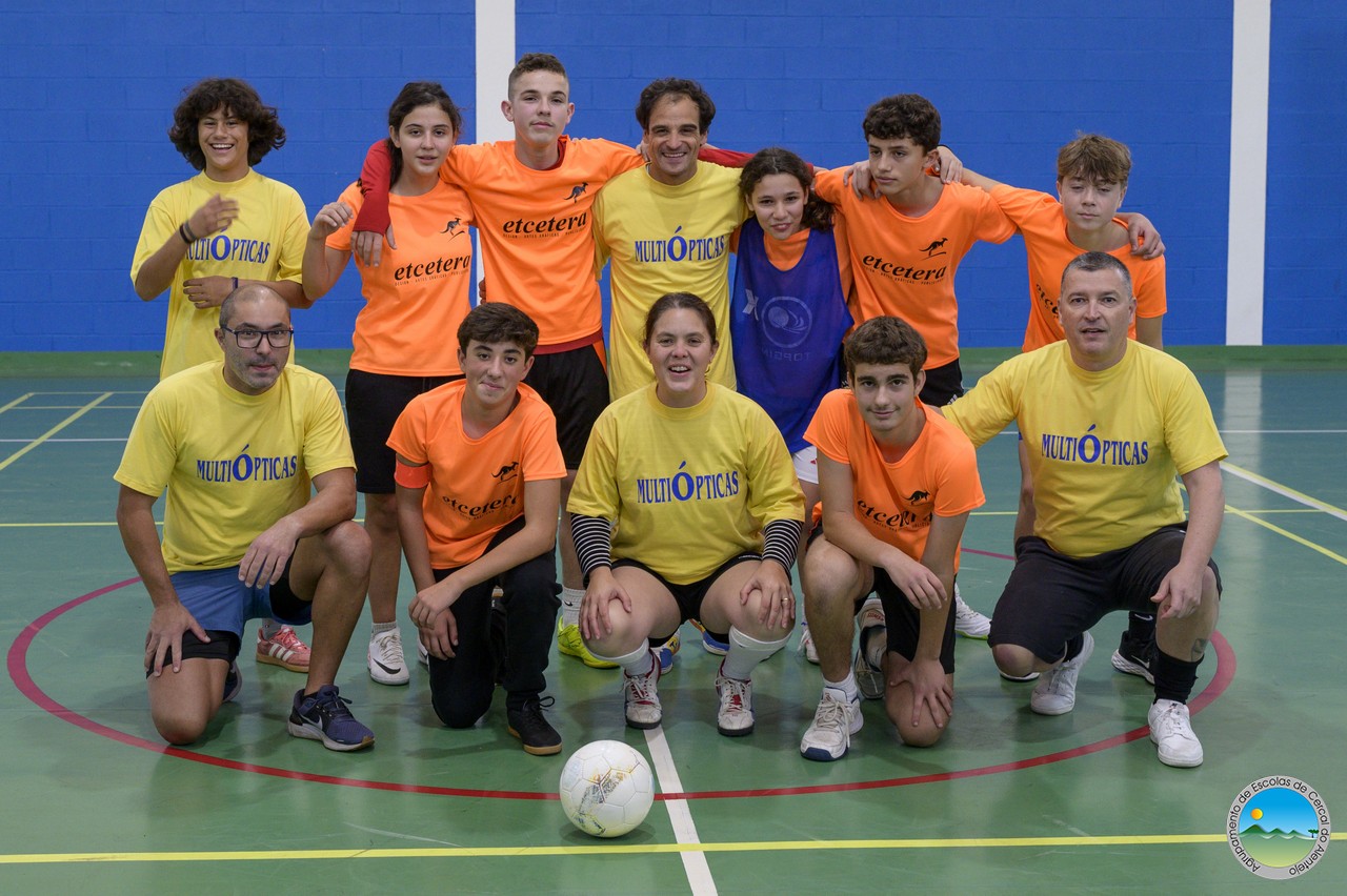 Equipa vencedora do torneio de futsal teve a surpresa de jogar com os ...